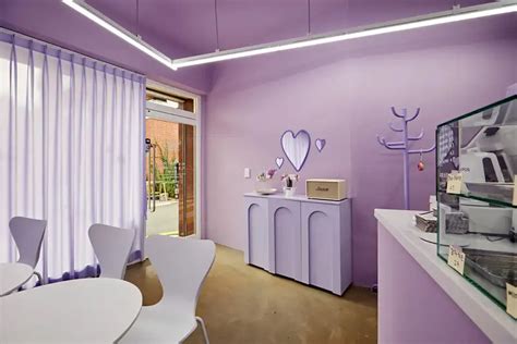 키치한 보라색 포인트 캐주얼 10평 디저트 카페 인테리어 중랑구 상봉동