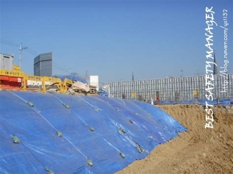 장마철 굴착사면에 보호덮개를 설치하여 빗물 침투 방지에 의한 붕괴재해 예방 네이버 블로그