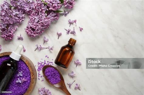 대리석 배경에 아름다운 라일락 꽃과 바다 소금이 있는 화장품 오일 병 평면도 평평한 위치 텍스트를 위한 공간입니다 0명에 대한 스톡 사진 및 기타 이미지 Istock