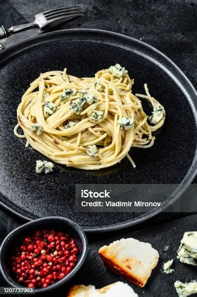 크림 블루 치즈 소스와 호두와 스파게티 페이스트 이탈리안 홈메이드 푸드 맛있는 채식 요리의 개념 검은 색 배경입니다 맨 위 보기 블루 치즈에 대한 스톡 사진 및 기타 이미지