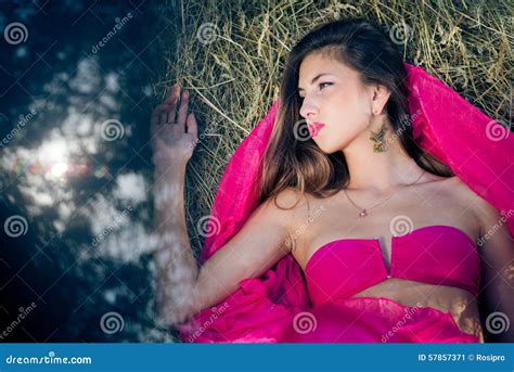 Seksowna Piękna Młoda Dama Z Długie Włosy W Menchiach Obraz Stock Obraz złożonej z haycocks