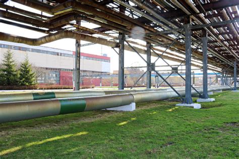 펌핑 액체의 녹슨 철 파이프 콘센트와 정유 석유화학 잔디 조 경의 배경에 대 한 화학 공장에서 빼낸 응축 파이프라인 육교 가솔린에 대한 스톡 사진 및 기타 이미지 Istock