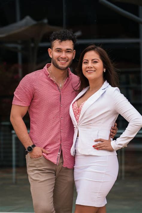 갈색 머리 격식 있는 관계 관찰 긍정적 인 분위기 남자 다양성 도시 도시 배경 도시의 두 사람 라이프스타일 로맨스 매력적인 미소 짓는 분홍색 셔츠