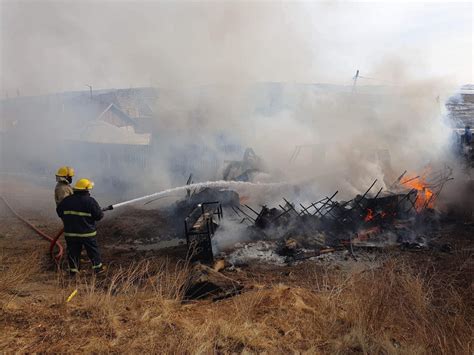 Цагдаагийн алба хаагчид шатаж байсан гэр лүү орж иргэдийн амь насыг авран хамгаалжээ Isee Mn