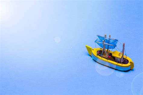 추가 된 선플레어와 물 블루 배경 위에 배치 나무 오래된 범선의 모델 가로 이미지 개념과 주제에 대한 스톡 사진 및 기타 이미지 개념과 주제 공란 공예 Istock