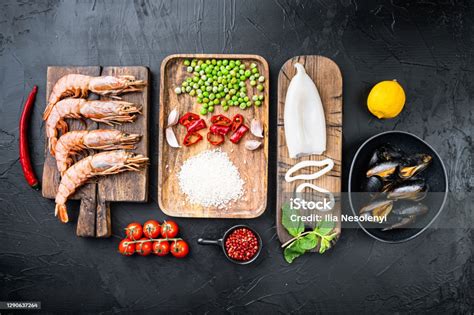 새우 홍합 쌀 향신료를 곁들인 전통 발렌시아나 파에야 해산물 재료가 검은 콘크리트 표면에 플랫 레이 검은색에 대한 스톡 사진 및 기타 이미지 Istock