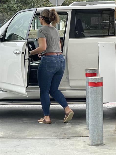 Incredibly Thick Baddie Pumping Gasoc Tight Jeans Forum