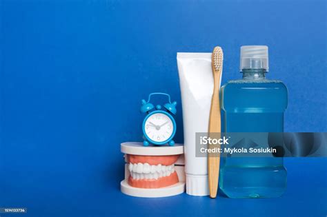 구강 세척제 및 기타 구강 위생 용품을 복사 공간이있는 컬러 테이블 상단보기 플랫 레이 치과 위생 구강 관리 키트 치과 의사 개념 0명에 대한 스톡 사진 및 기타 이미지