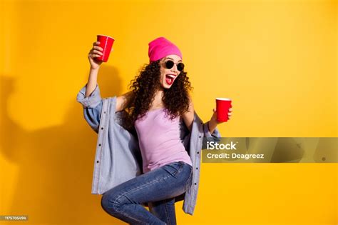 학생 파티 이동 리듬에서 맥주와 함께 빨간 컵을 올리는 세련된 여성의 사진은 캐주얼 한 트렌디 한 옷을 고립 된 노란색 색상 배경 맥주에 대한 스톡 사진 및 기타 이미지