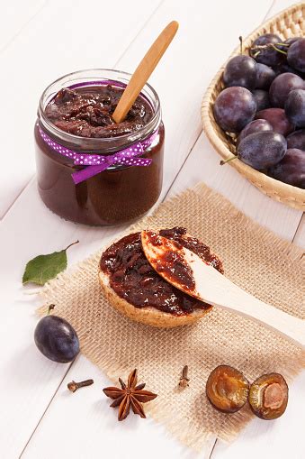 나무 나이프와 매 실 잼 또는 잼 아침 식사 개념으로 신선한 준비 된 샌드위치 0명에 대한 스톡 사진 및 기타 이미지 0명 건강한 생활방식 건강한 식생활 Istock