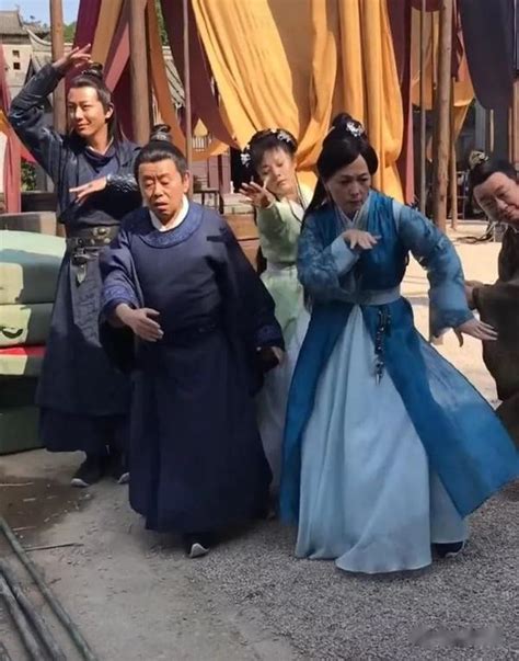 香港艺人扎堆内地捞金！关礼杰年轻似小伙，苑琼丹捞金程度最盛 知乎