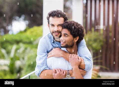 Jeune Couple Homosexuel Calin Banque De Photographies Et Dimages Haute R Solution Alamy
