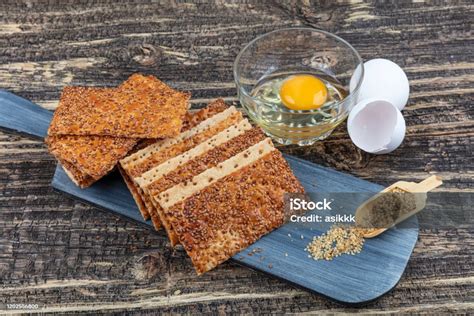 레시피 맛있는 참깨 쿠키를 자세히 밀가루 계란 참깨 접시에 버터 어두운 스탠드에 설탕 한 숟가락과 양피지에 참깨 쿠키 0명에 대한 스톡 사진 및 기타 이미지 Istock