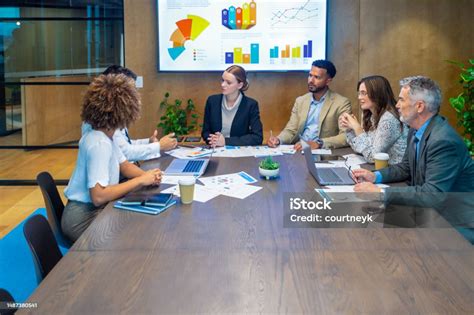 다양한 그룹의 사람들이 비즈니스 프레젠테이션 또는 세미나의 회의실 테이블에서 만나고 작업합니다 경영자에 대한 스톡 사진 및 기타