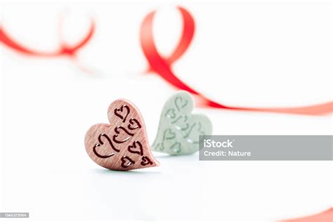 발렌타인 인사말 카드 레드 하트 사랑 흰색 배경에 빨간 리본과 낭만적 인 선물 복사 공간이있는 발렌타인 데이 장식 카드 0명에 대한 스톡 사진 및 기타 이미지 Istock