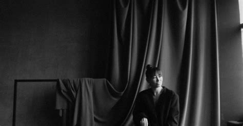 감정 검은 색 양복 고립된 구성 그레이스케일 그림자 나타내는 대조 덮는 천 드라마틱한 매우 복잡한 모델 모델 포즈 미니멀리스트 미술 미술 사진