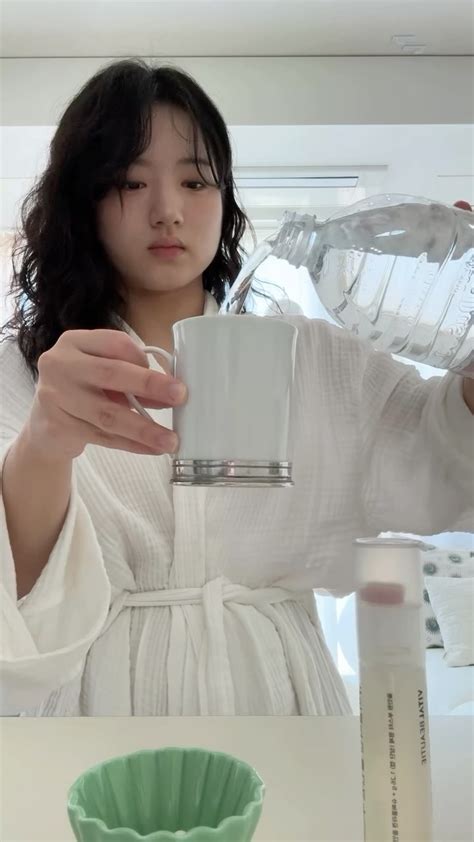 설아의 방 내가 추구하는 집의 모습은 좋아하는 물건들로 복작복작하게 채워진 작업실같은 집 천과 나무와 종이에 사랑과 추억이 가득 담겨있는 집 책장 속에서 보물찾기가