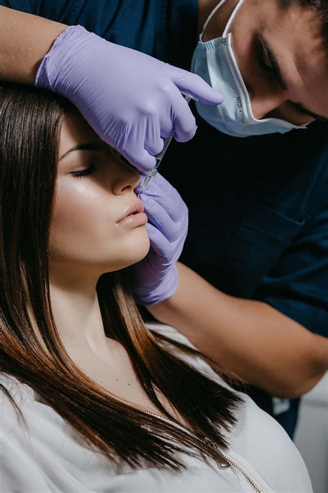 무료 사진 미용사 의사 화장품 코로나 19 비즈니스 주사기 구매자 거실 얼굴 마스크 코로나 바이러스