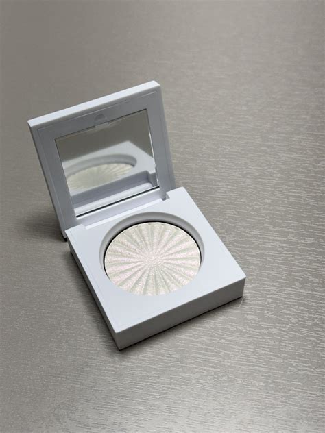 핑크빔 하이라이터 느낌이네요~ 살짝 글로우한 파운데이션 바르고 위에 올렸는데 은은하게 반짝