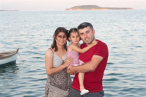 가족 해변 어린이 여행 행복한 어머니 아버지 소녀가 사랑으로 바다 또는 바다에서 휴가를 보내는 미소 2 3 살에 대한 스톡 사진 및 기타 이미지 Istock