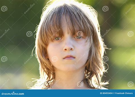 Portret Van Een Jongen Met Lang Blond Haar Stock Foto Image Of