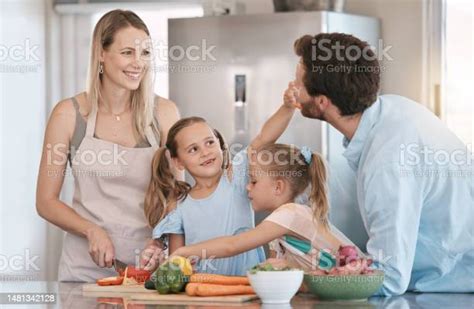 가족 부모 아이들은 건강한 식단 영양 또는 식사 준비를 위해 야채와 함께 주방에서 요리합니다 유대감 미소 엄마 아빠 소녀들이 배우고 가르치고 음식 재료를 자르는 것을