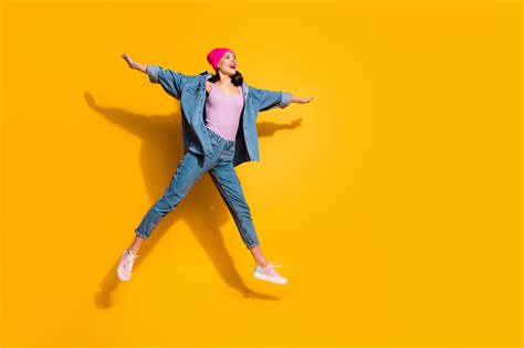 전체 길이 바디 사이즈 보기 사진 의 매력적인 레이디 십대 모션 느낌 그녀 잘 생긴 그녀의 만족 스러운 긍정적인 트렌디 한 모델 운동화 현대 의상 고립 된 밝은 배경 갈색