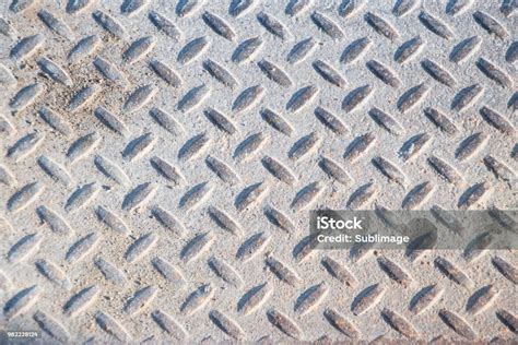 그런 지 착용된 녹슨 산업 검사기 플레이트 배경 텍스처 양각 제기 다이아몬드 트 레드 패턴 벽지 0명에 대한 스톡 사진 및 기타 이미지 Istock