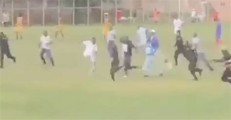 Video Scheids In Ghana Moet Rennen Voor Zijn Leven Na Geven Van