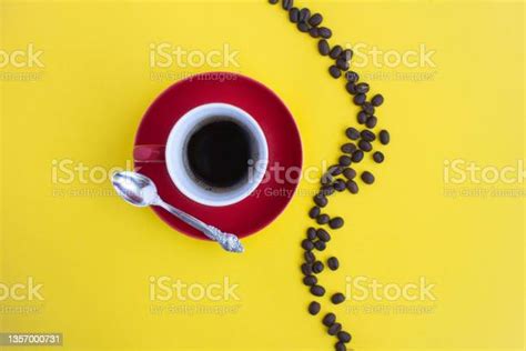 노란 배경에 빨간 컵과 커피 콩에 검은 커피 공간을 복사합니다 맨 위 보기입니다 0명에 대한 스톡 사진 및 기타 이미지 0명 개념 노란색 배경 Istock