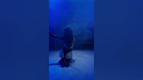 Очень красивая девушка танцует стриптиз Youtube