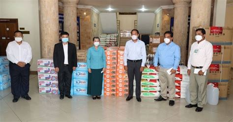 លោកជំទាវ ម៉ែន សំអន ផ្តល់ស្បៀងអាហារ និងសម្ភារប្រើប្រាស់ជូនរដ្ឋបាលខេត្តស្វាយរៀង