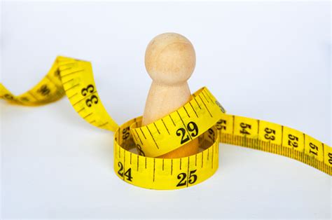 흰색 배경에 노란색 측정 테이프로 싸인 나무 인형 복사 공간 및 체중 감량 개념 0명에 대한 스톡 사진 및 기타 이미지 0명 가냘픈 개념 Istock