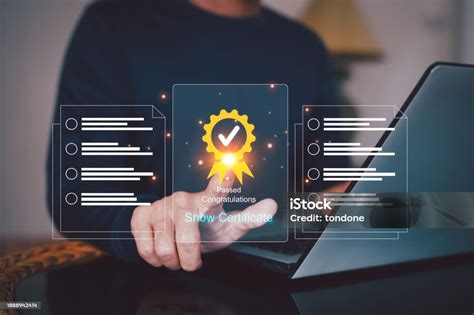 사업가 수료증 평가 온라인 디지털 설문조사 시험 시험에서 정답 선택하기 시험 설문지 인터넷 웹사이트 평가 온라인 설문조사 양식 작성 검사 보기에 대한 스톡 사진 및 기타