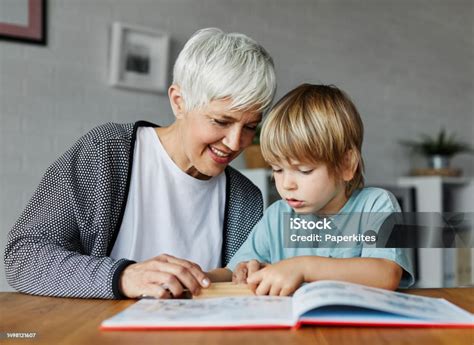 손자 가족 아이 조부모 할머니 책 읽기 노인 손자 소년 함께 행복 읽기 학습 교육 아이에 대한 스톡 사진 및 기타 이미지 아이 할머니 손자 손녀 Istock