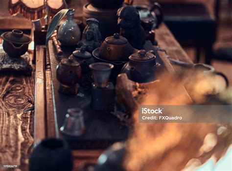 액세서리 세라믹 컵 및 주전자 마른 허브 잎 모두 천연 맛있는 향기로운 차를 만들기위한 세트 전통 아시아 다도 0명에 대한 스톡 사진 및 기타 이미지 Istock