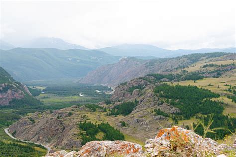 구름이 있는 푸른 하늘 아래 숲의 산계곡 트레킹을 위한 관광 루트 레크리에이션 및 휴식 장소 0명에 대한 스톡 사진 및 기타 이미지 Istock
