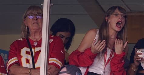 테일러 스위프트 Nfl 선수와 열애설 쐐기…경기장에서 선수 母와 포착 [엑s 해외이슈]