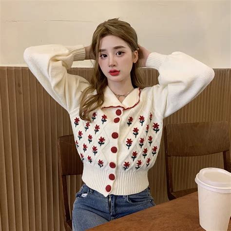 플라워 잔꽃 자수 레드 포인트 카라넥 아가일 벌룬 소매 날씬핏 러블리 간절기 긴팔 니트 가디건 가을룩 귀여운룩 큐티룩 여친룩 데이트룩 소녀룩 여리여리 데일리룩