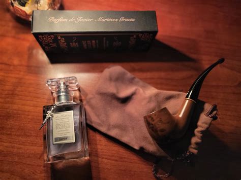 Hann견규영 On Twitter 규영 크리스마스 선물로 하비엘 향수를 만들었습니다 북부대공 모피망토를 두르고 담배를 피우는 설원의 중세 여기사를 표현한 무겁고