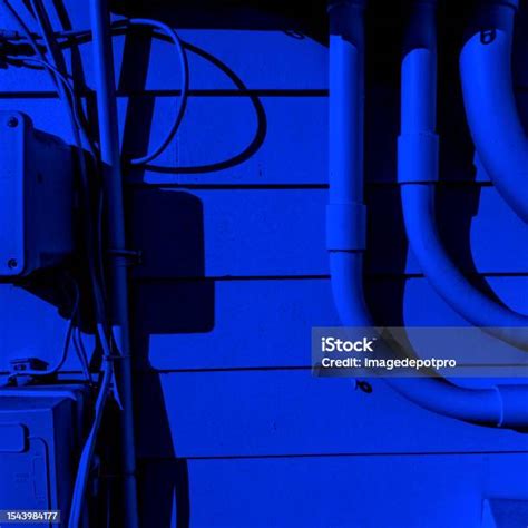 สายสาธารณูปโภคด้านนอกของผนังอาคาร ภาพสต็อก ดาวน์โหลดรูปภาพตอนนี้ พื้นผิว คําอธิบายทาง