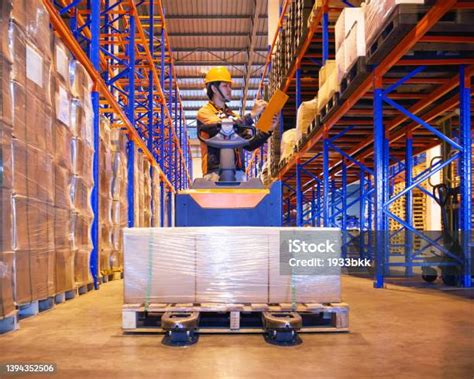 노동자들은 전기 지게차 팔레트 잭으로 일하고 있습니다 창고의 창고 재고 관리 포장 상자 선반 보관 용품 선적 상자 선적화물 창고 물류 창고에 대한 스톡 사진 및 기타 이미지