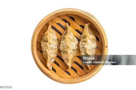돼지 고기와 야채를 곁들인 찐 한국 만두 흰 배경에 고립 된 대나무 찜기 상의 View 0명에 대한 스톡 사진 및 기타 이미지 0명 Jiaozi 고기 Istock