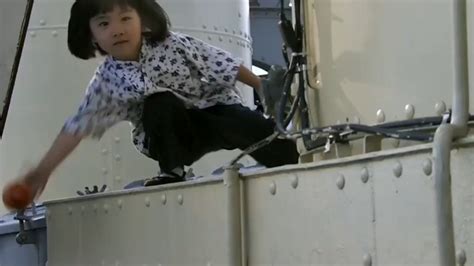 小女孩用一个球对付鬼子，直接让他磕掉几颗牙，厉害了！ 腾讯新闻