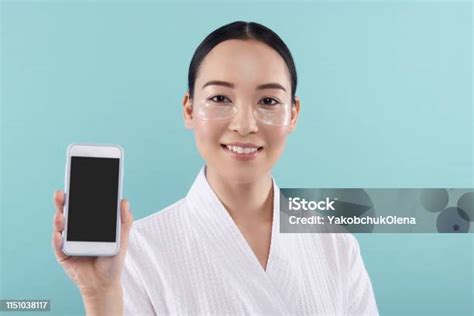 스튜디오에서 눈 아래 패치를 가진 웃는 아시아 레이디의 절반 길이 갈색 머리에 대한 스톡 사진 및 기타 이미지 갈색 머리 눈 신체 부분 매력적인 Istock