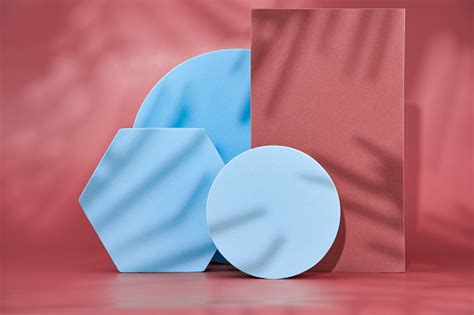 빨간색 배경의 기하학적 모양 다양한 제품의 프리젠 테이션을위한 빈 연단 받침대가있는 추상적 기하학적 배경 텍스트 공간 0명에 대한 스톡 사진 및 기타 이미지 Istock