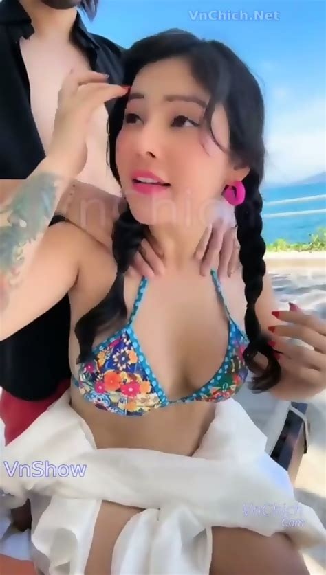 Em Idol Mnhamy Mmlive Dâm Tặc đang Livestream Show Hàng Thì Có Một Anh Tây Balo Ra Bóp Vú Và