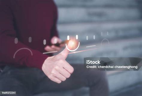 고객 서비스 만족도 조사 개념입니다 비즈니스 사람이나 고객은 가상 터치 스크린에서 만족스럽게 얼굴 이모티콘 미소에 엄지 손가락으로 만족을 표시합니다 감시에 대한 스톡 사진