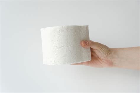 흰색 배경에 고립된 화장지를 가진 여자의 손 클로즈업 티슈 페이퍼의 롤을 들고 있는 손 여성 손에 백색 목록 화장지 가정의 방에 대한 스톡 사진 및 기타 이미지 Istock