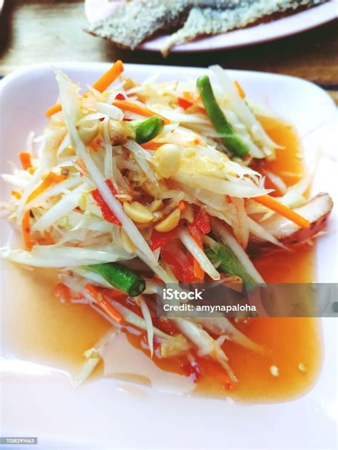 태국 길거리 음식에서 탑 뷰 파파야 샐러드 또는 솜 탐을 닫습니다 솜땀에 대한 스톡 사진 및 기타 이미지 솜땀 0명 가까운 Istock
